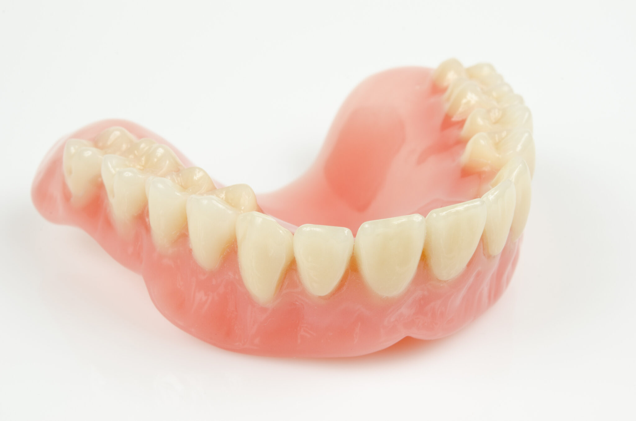 Gewöhnung an die Zahnprothese: Mit diesen 8 Tipps gelingt es